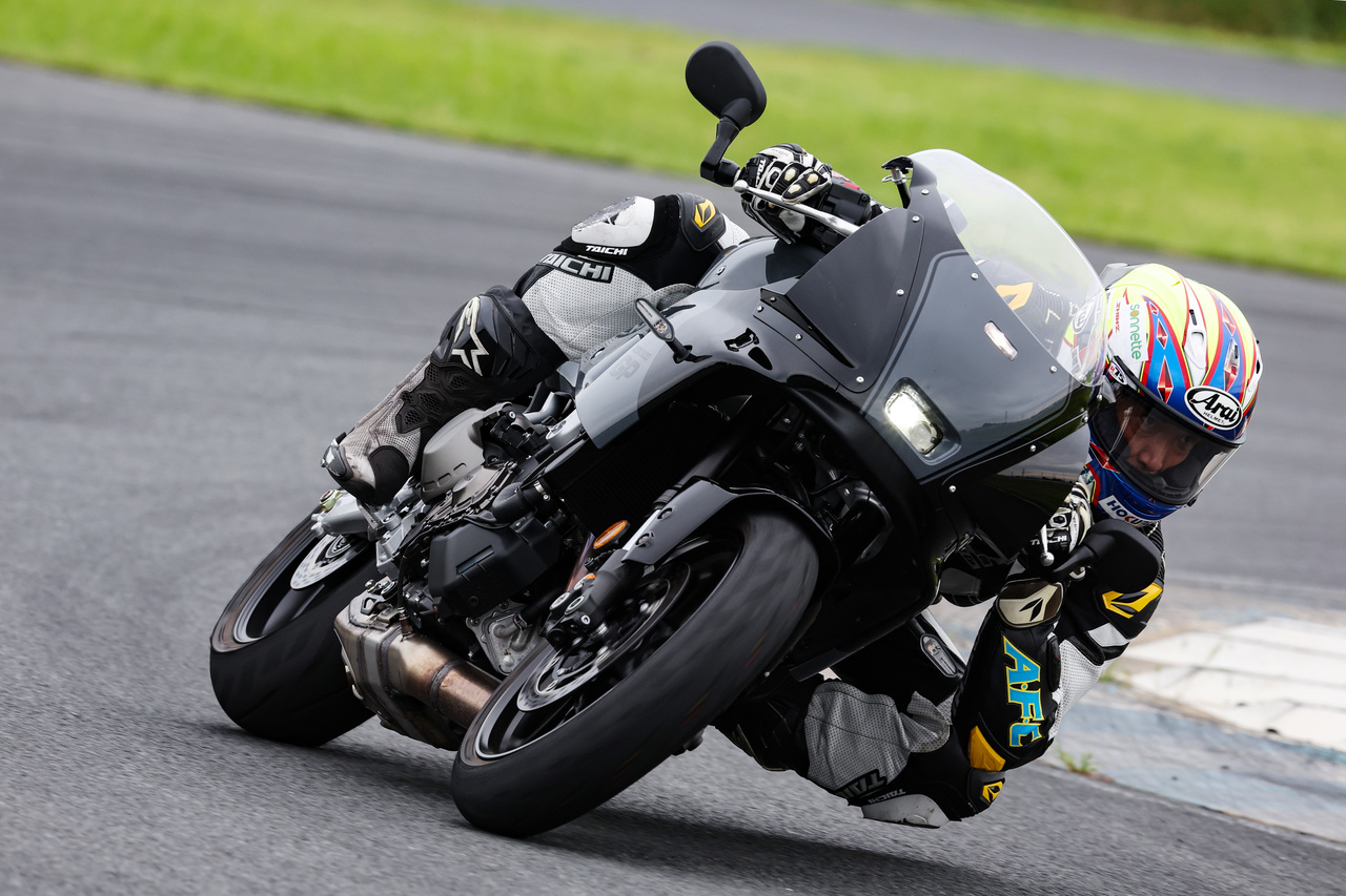 青木宣篤が3メーカーの3気筒を試乗【YAMAHA XSR900 GP】｜【特集】3シリンダーの誘惑 - BikeJIN WEB