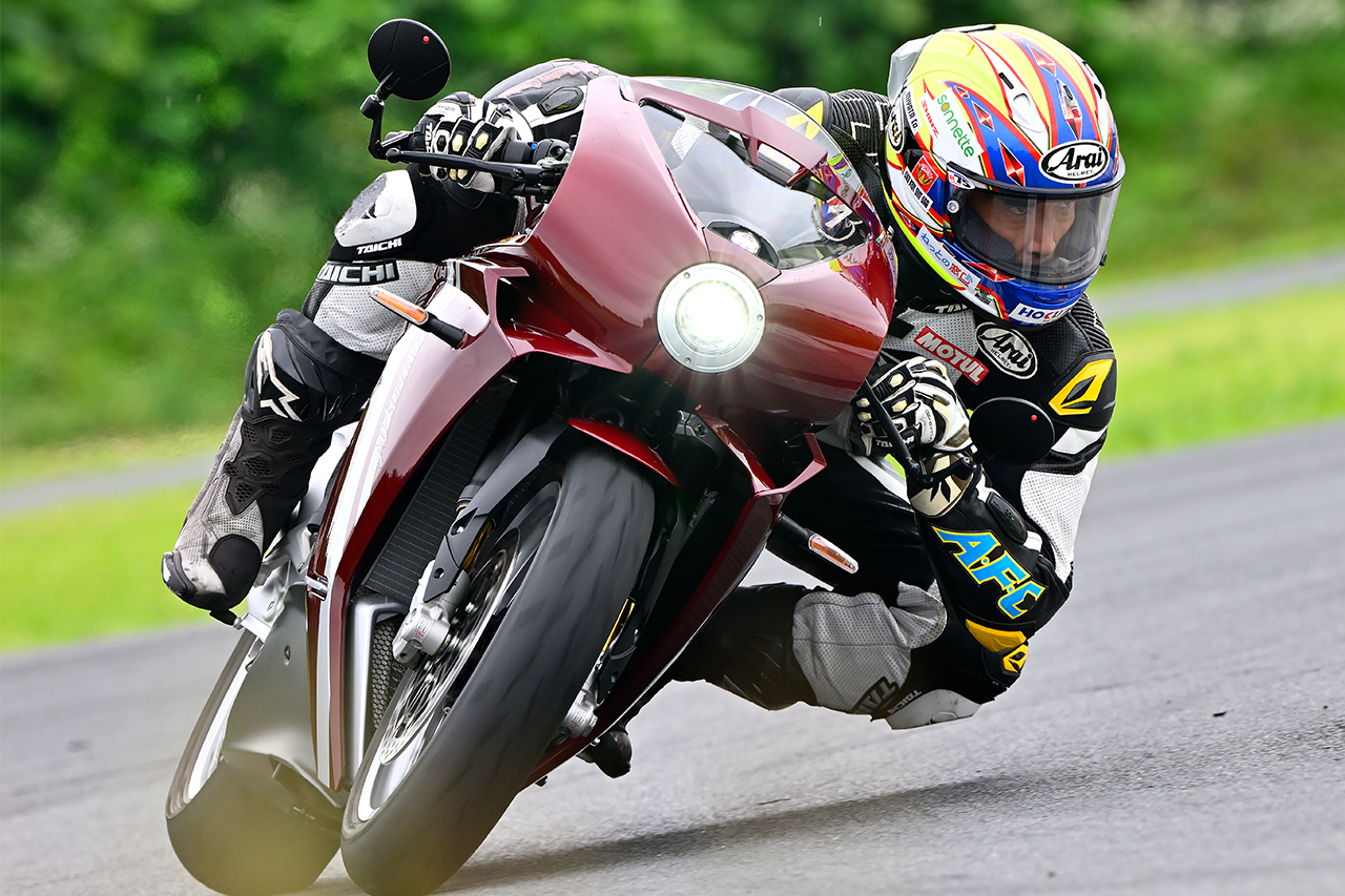 青木宣篤が3メーカーの3気筒を試乗【MV AGUSTA SUPERVELOCE 98】｜【特集】3シリンダーの誘惑 - BikeJIN WEB