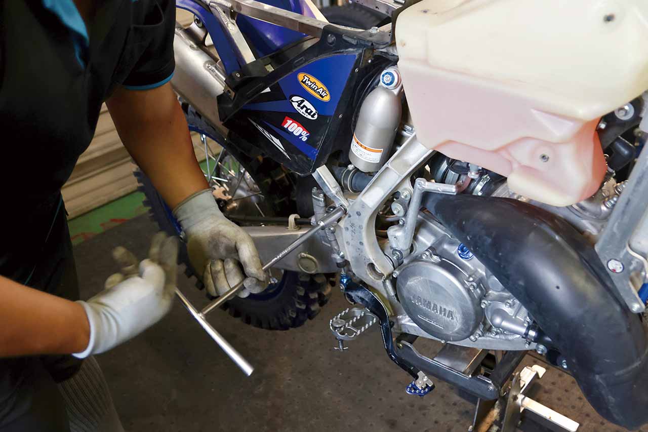 【k-cross監修】オフ車セットアップ&メンテクリニック ｜レース前のキャブ、ブレーキ整備 - BikeJIN WEB