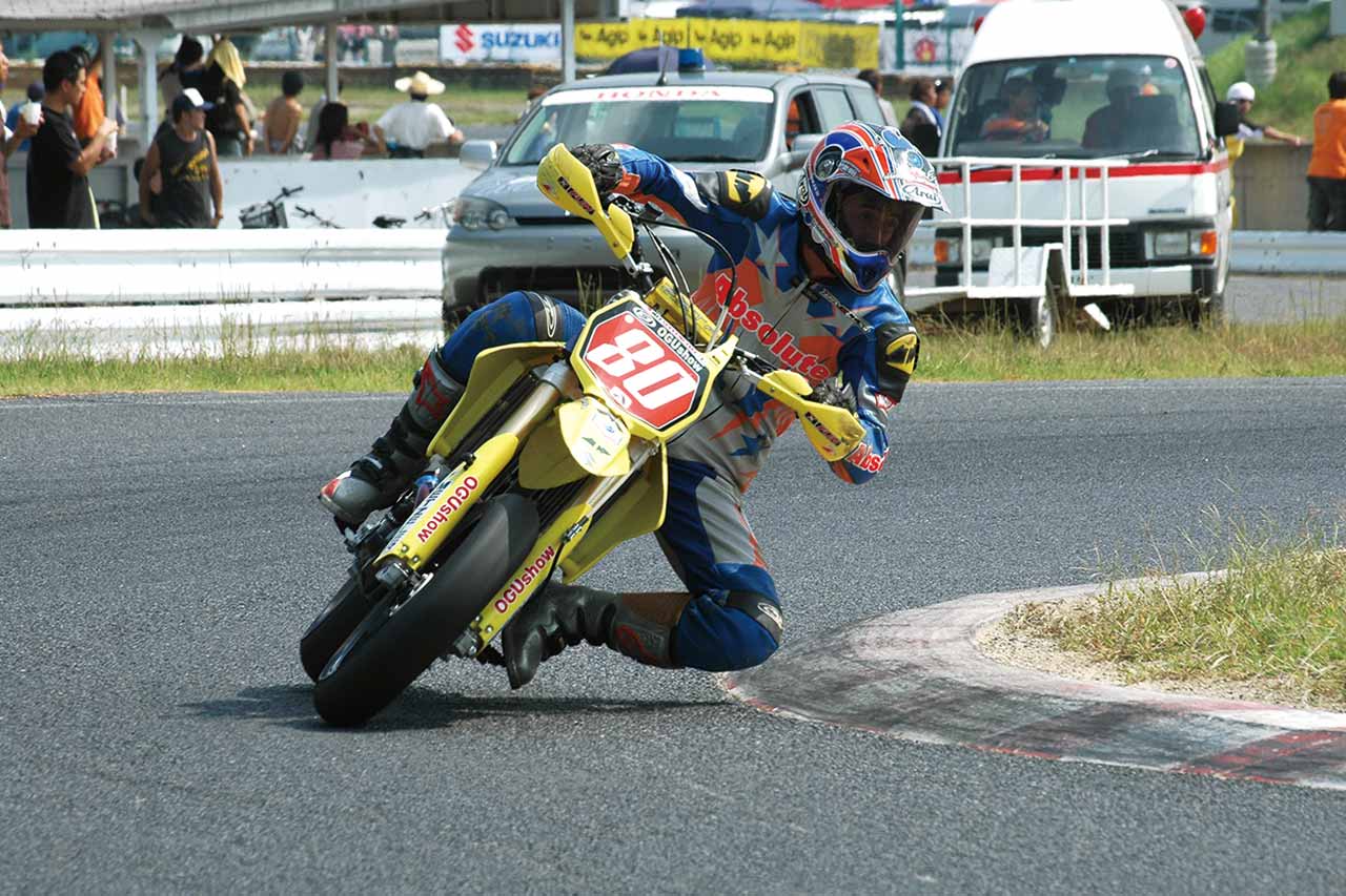 【SUZUKI DR-Z4S】往年の名車DR-Z400SMをフラッシュバック！ - BikeJIN WEB