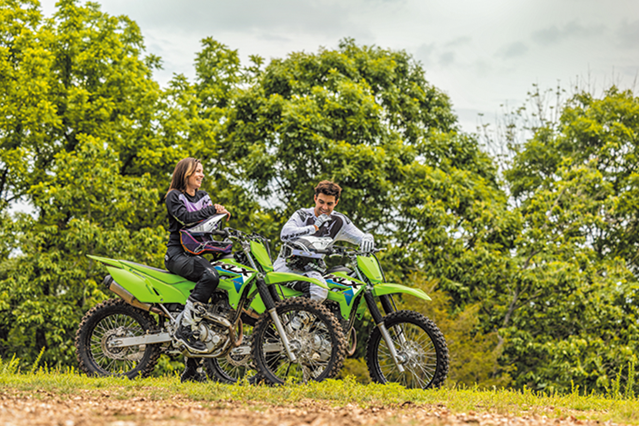 カワサキKLX230Rが進化！低速重視のエンジン＆快適性向上の最新モデル登場 - BikeJIN WEB