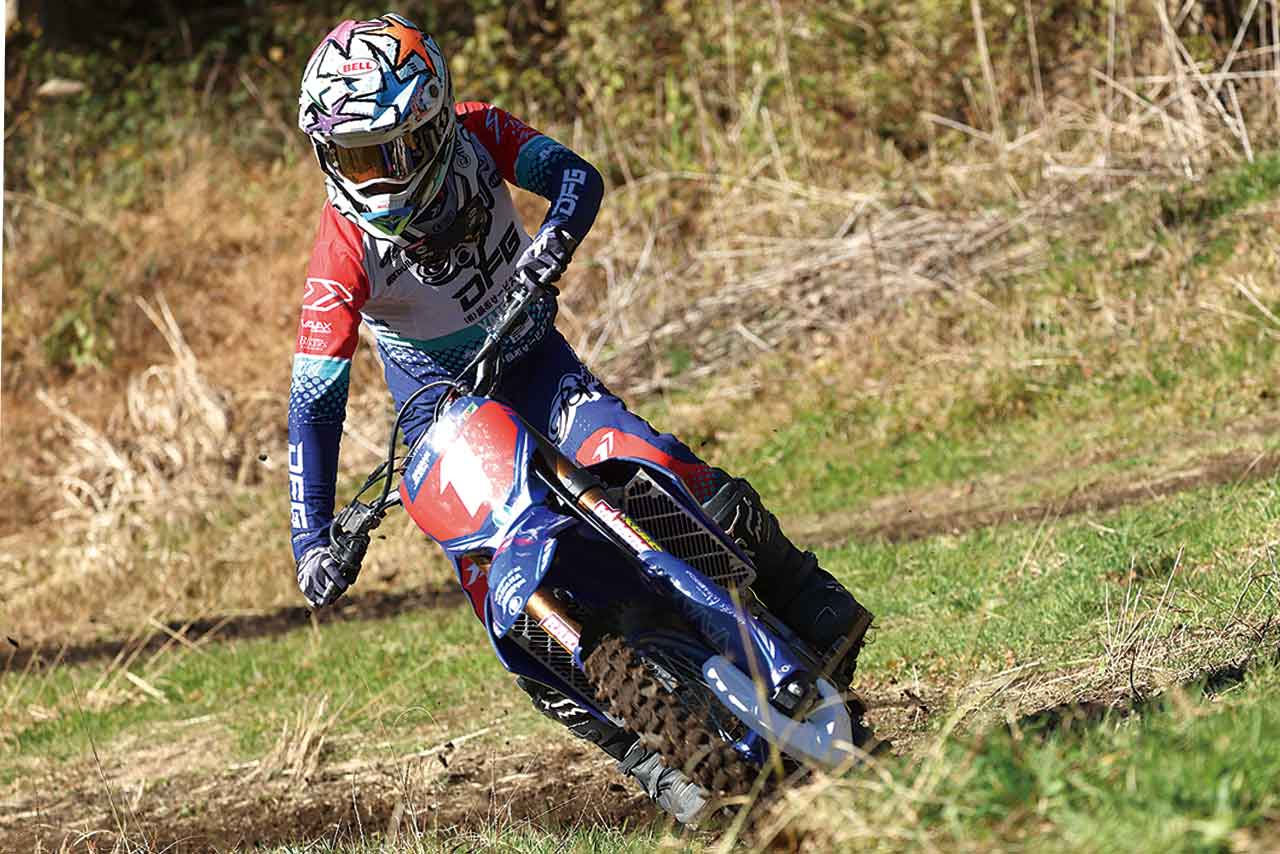 海外トップライダーの内側が腰が落ちている理由【馬場亮太のエンデューロチャンピオンライテク】 - BikeJIN WEB